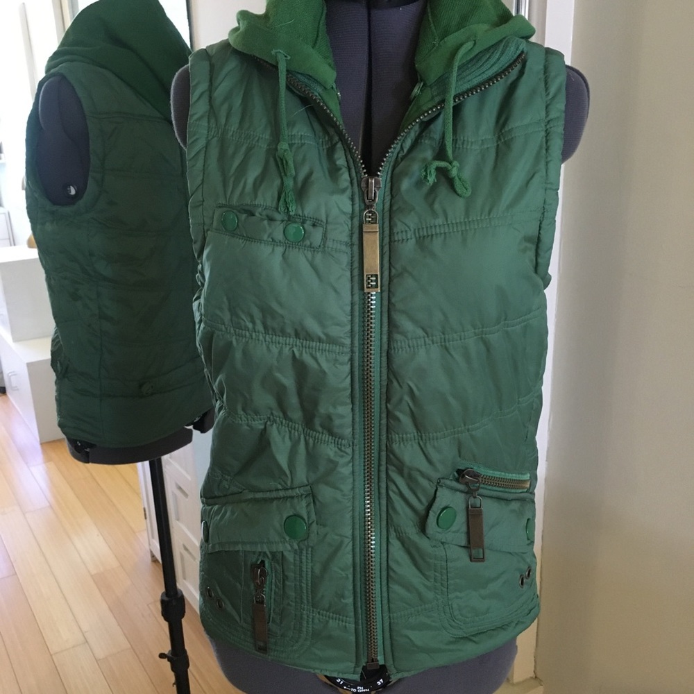 Green Puffer Vest With Detachable Hood. - Gem